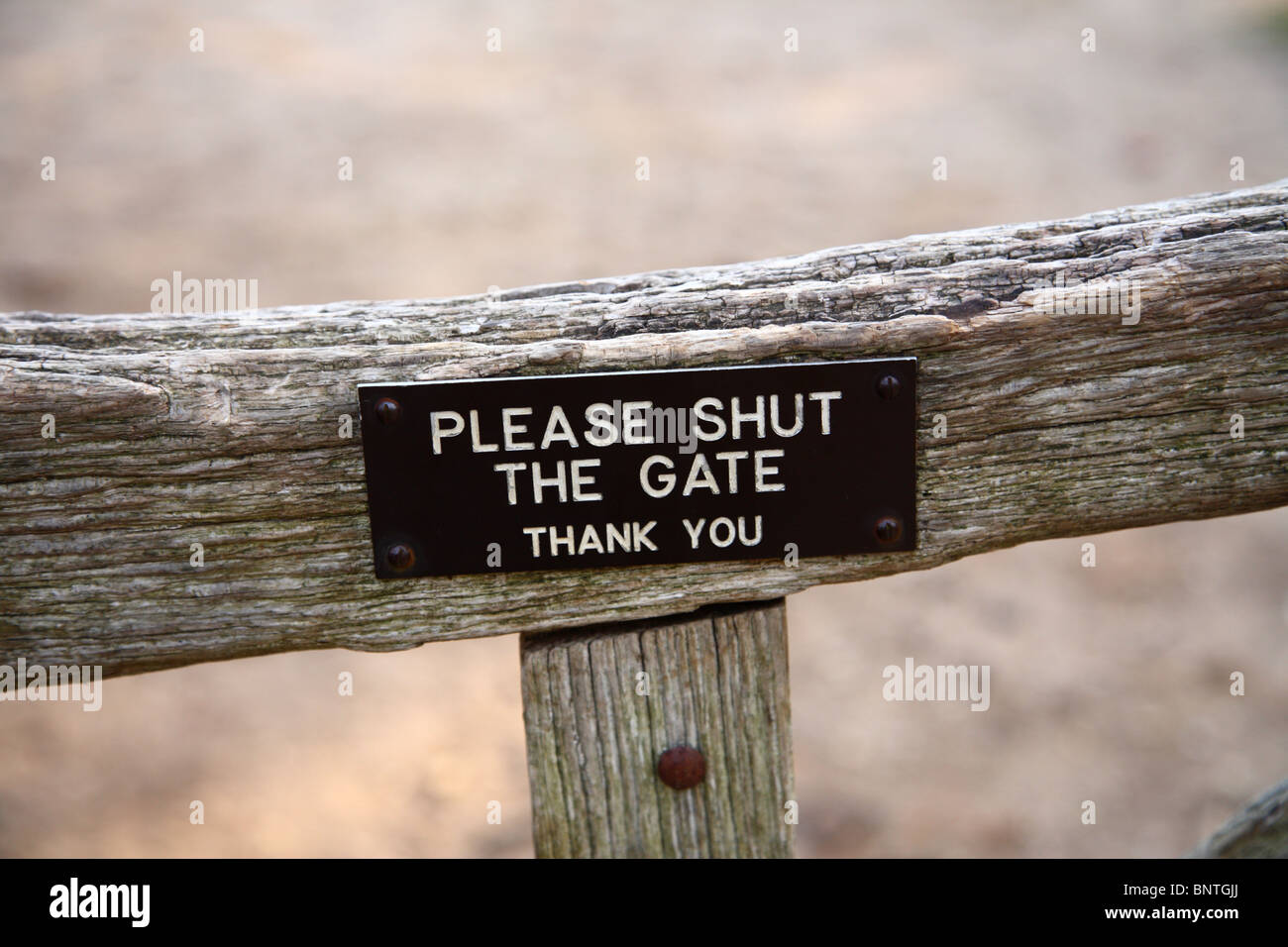 Please shut the gate hi-res stock photography and images - Alamy