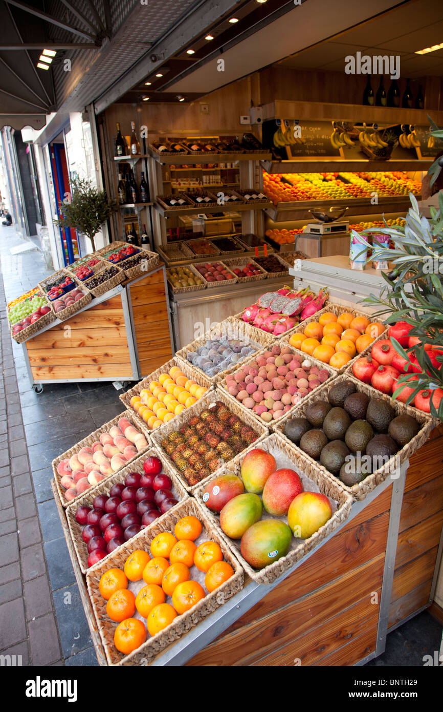 Fruit Shop selling aesthetically perfect fruit Stock Photo - Alamy