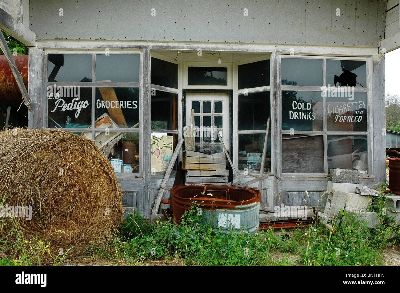 Old Abandoned Storefront High Resolution Stock Photography and Images ...