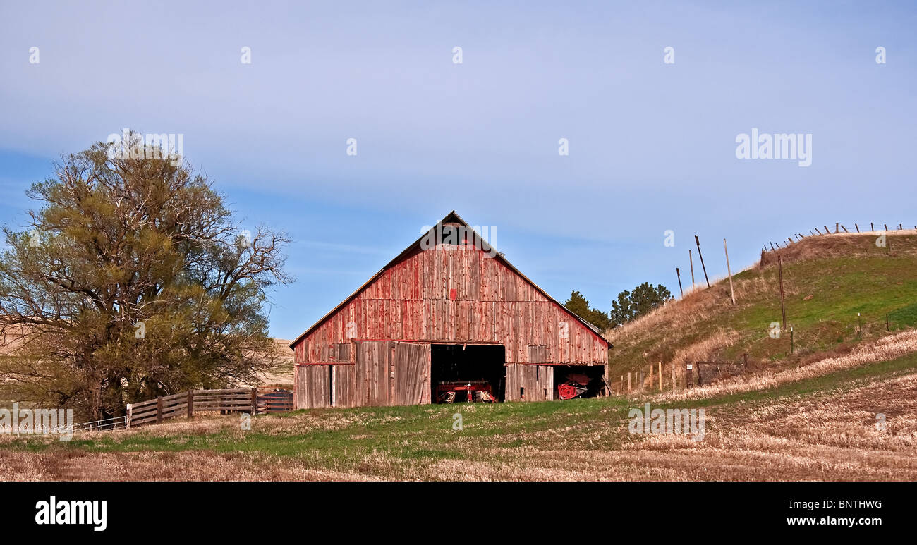 Classic red barn hi-res stock photography and images - Alamy