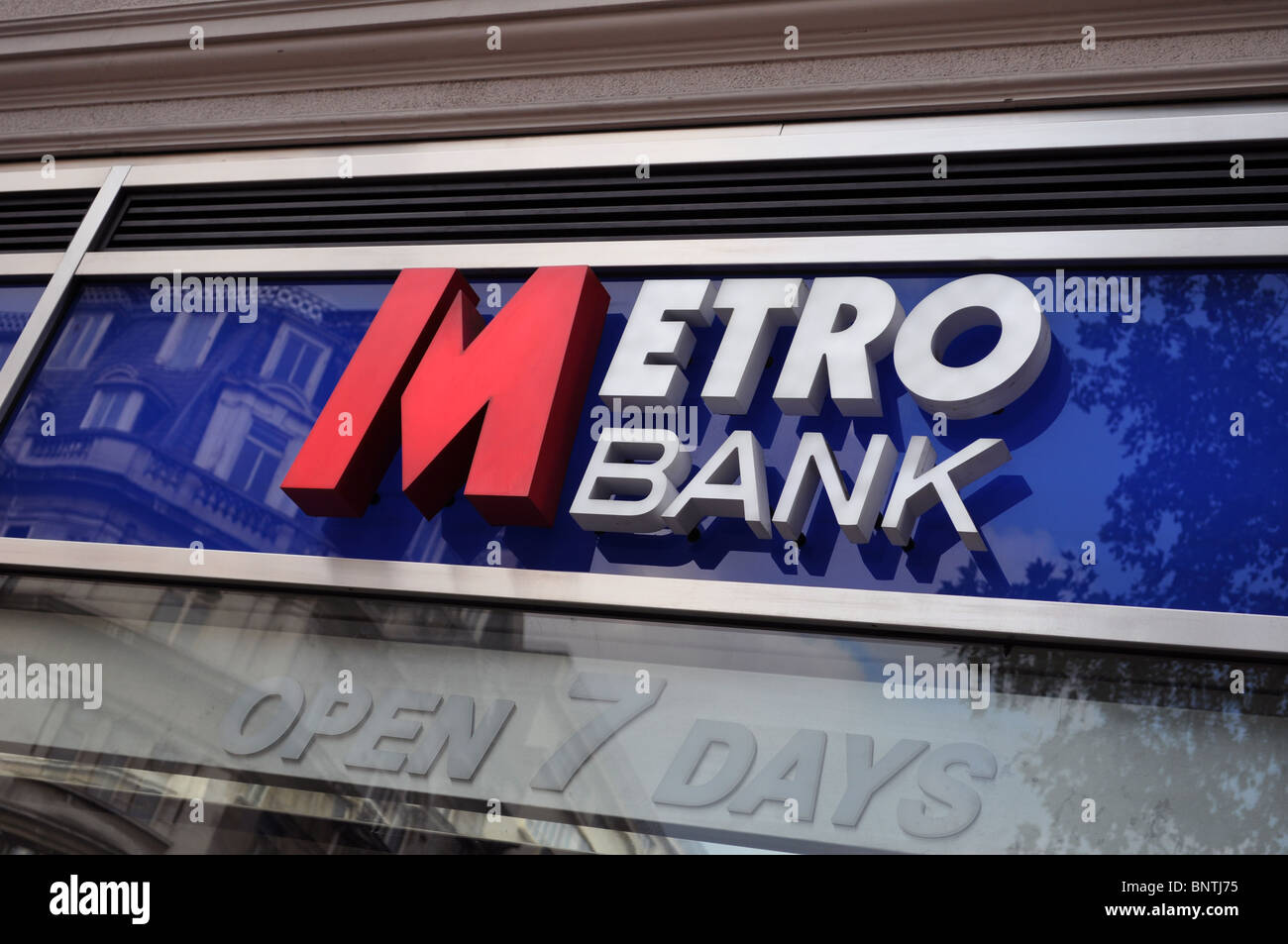 Metro Bank in Holborn, London, the first new UK high street in more ...