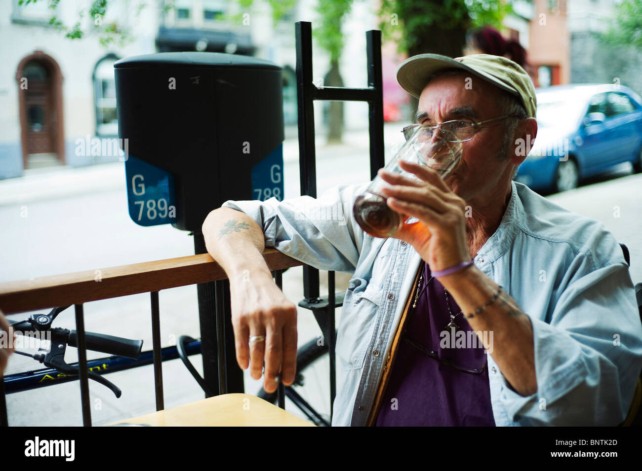 Old man drinking pint beer hi-res stock photography and images - Alamy