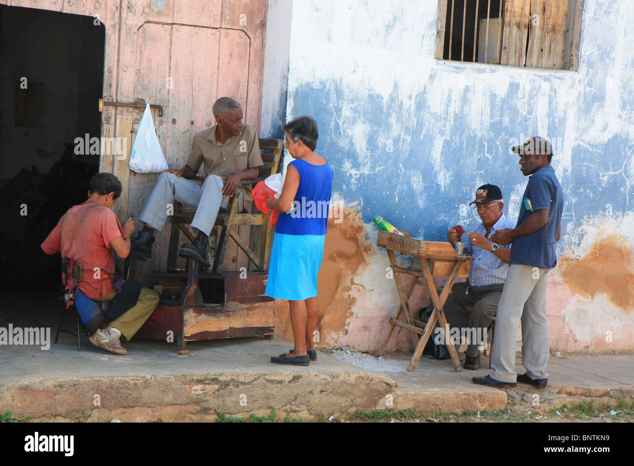 Shoe shine workers hi-res stock photography and images - Alamy