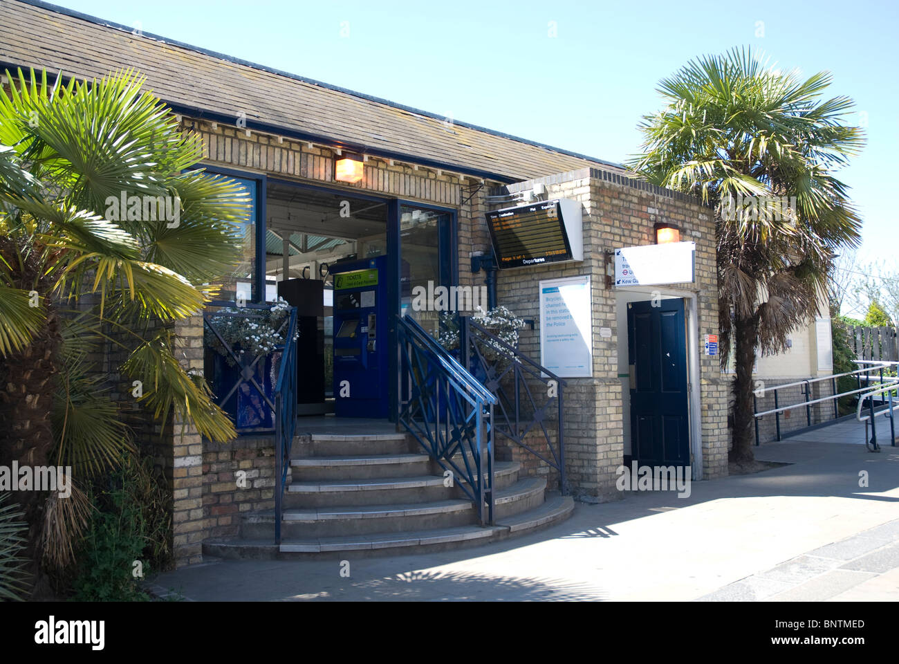 Kew gardens station hi-res stock photography and images - Alamy