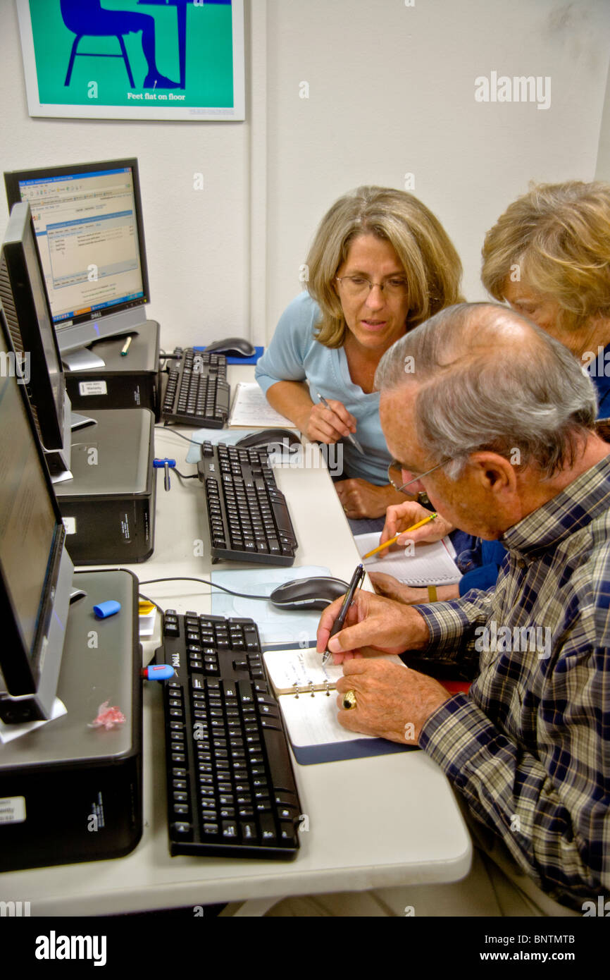 Tech help for seniors hi-res stock photography and images - Alamy