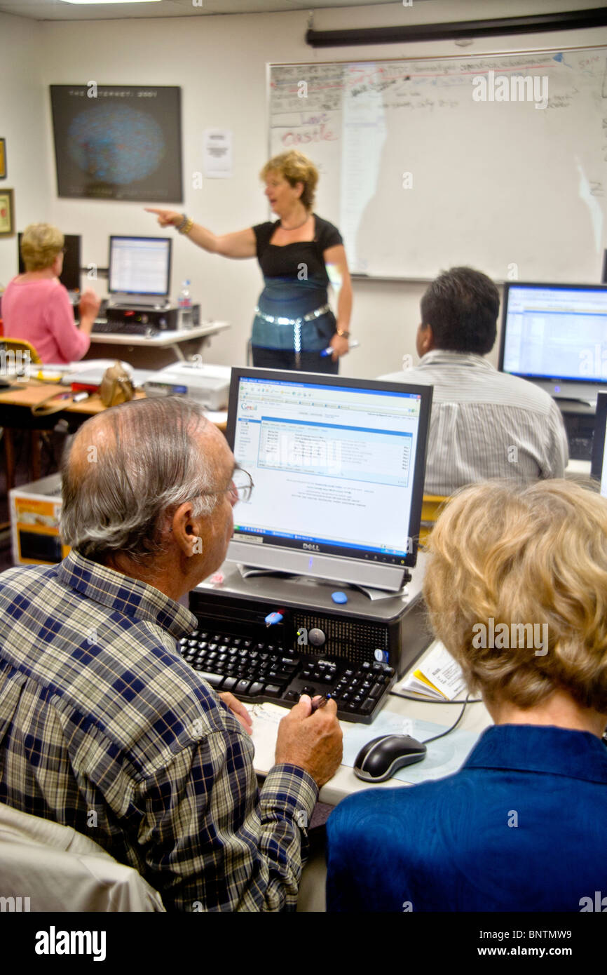 Computer classes elderly hi-res stock photography and images - Alamy