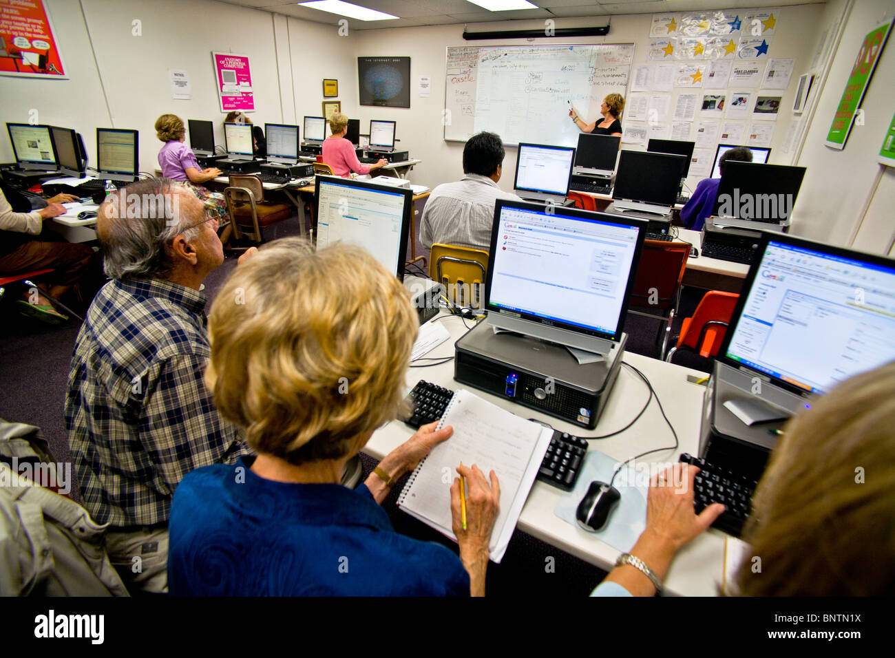 Computer class for seniors hi-res stock photography and images - Alamy