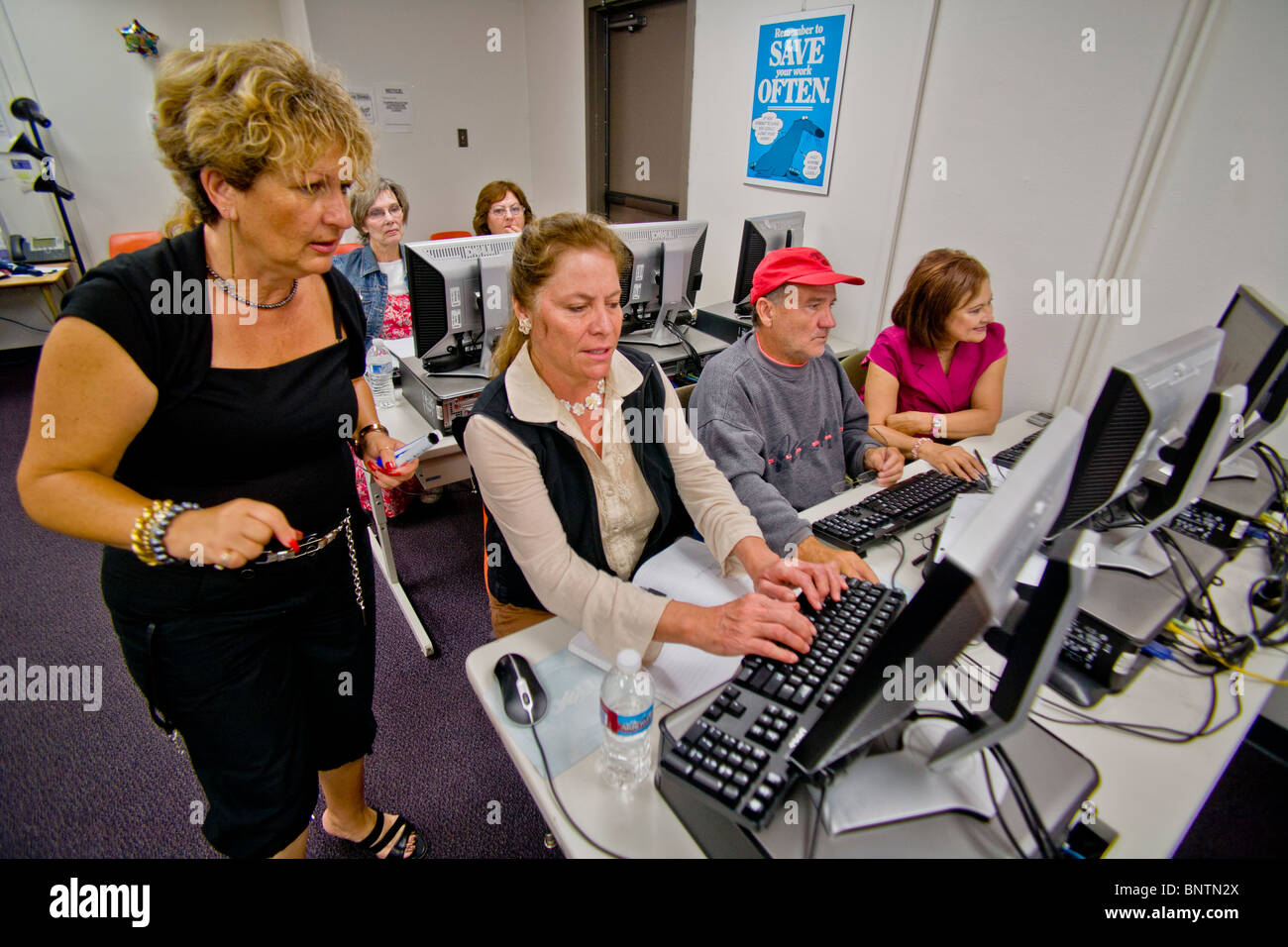 Seniors learning computers hi-res stock photography and images - Alamy