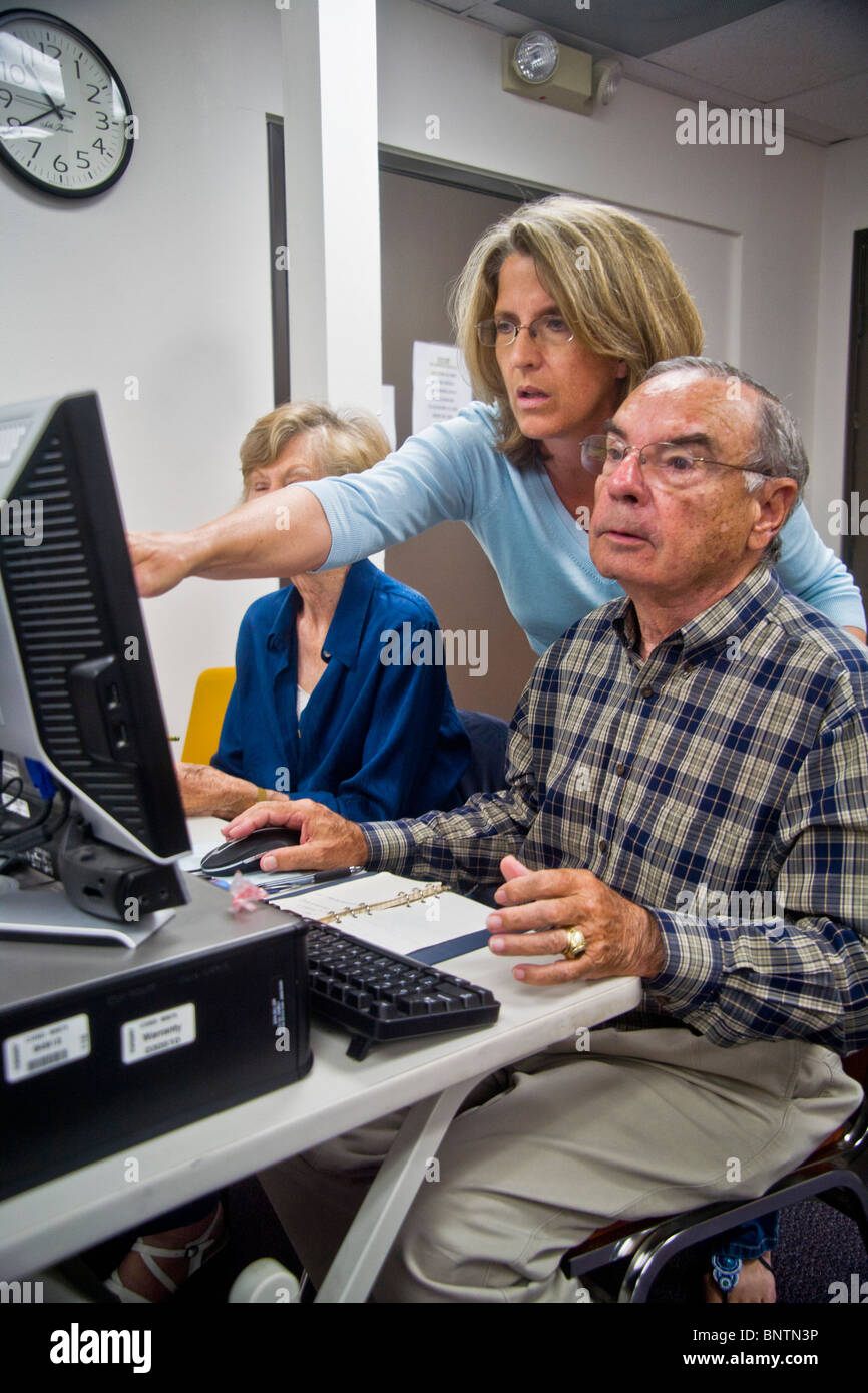 Tech help for seniors hi-res stock photography and images - Alamy