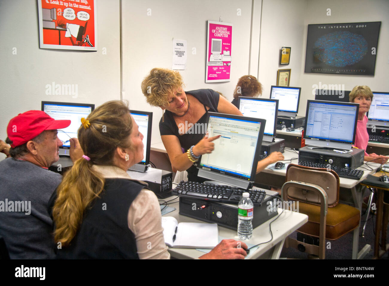 Computer classes elderly hi-res stock photography and images - Alamy
