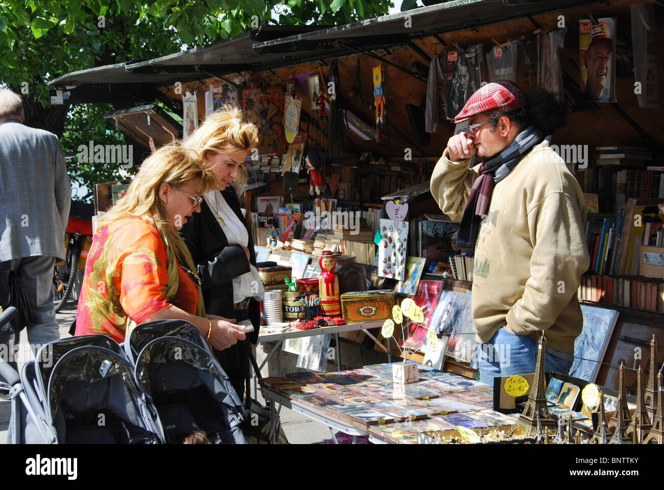 Selling art stall prints hi-res stock photography and images - Alamy