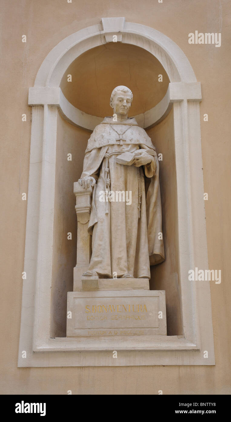Statue embedded in cathedral wall Stock Photo - Alamy
