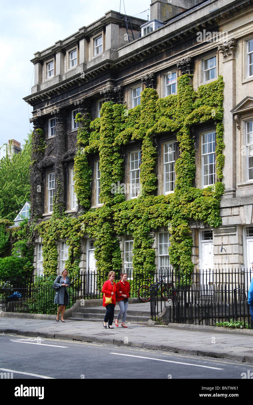Ivy clad walls hi-res stock photography and images - Alamy
