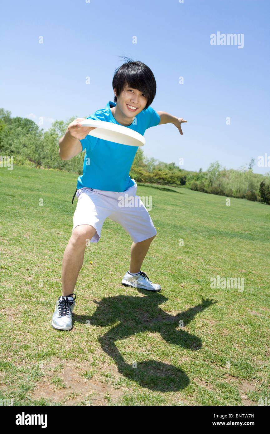 Man throwing a frisbee hi-res stock photography and images - Alamy