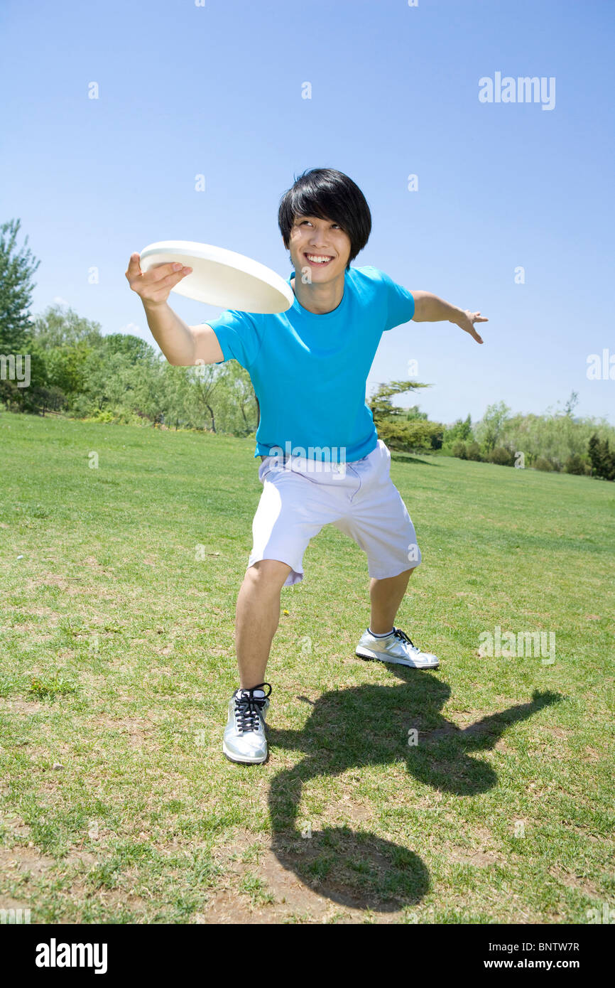 Throwing a frisbee hi-res stock photography and images - Alamy