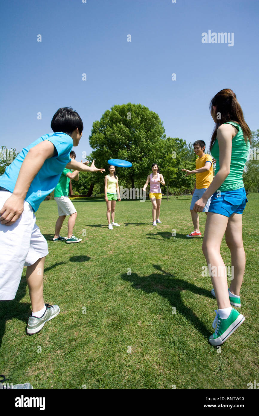 A group of friends playing with a Frisbee Stock Photo - Alamy