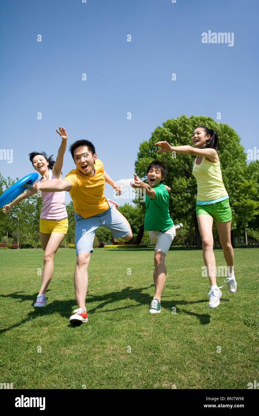 Friends playing with plastic disc hi-res stock photography and images ...
