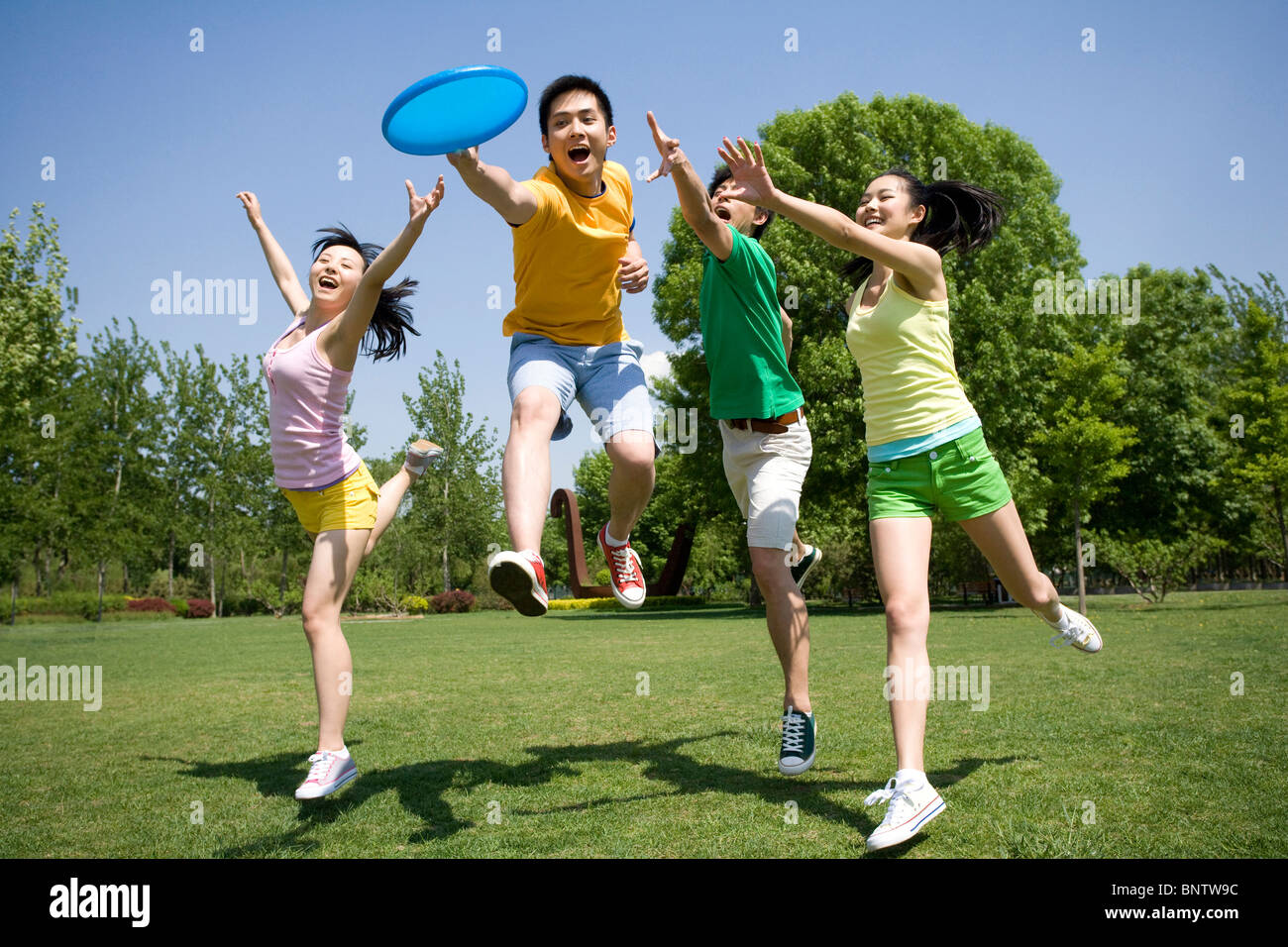 A group of friends playing with a Frisbee Stock Photo - Alamy