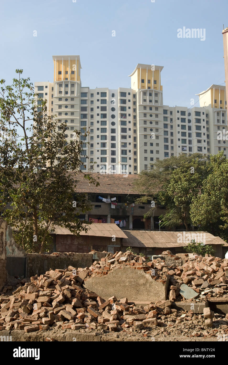 Mumbai slum buildings hi-res stock photography and images - Alamy