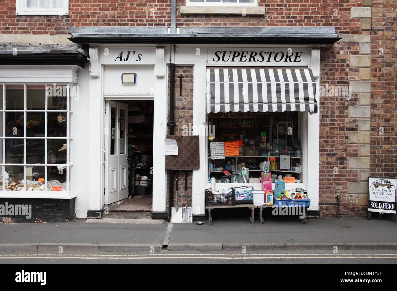 Old fashioned grocers shop hi-res stock photography and images - Alamy
