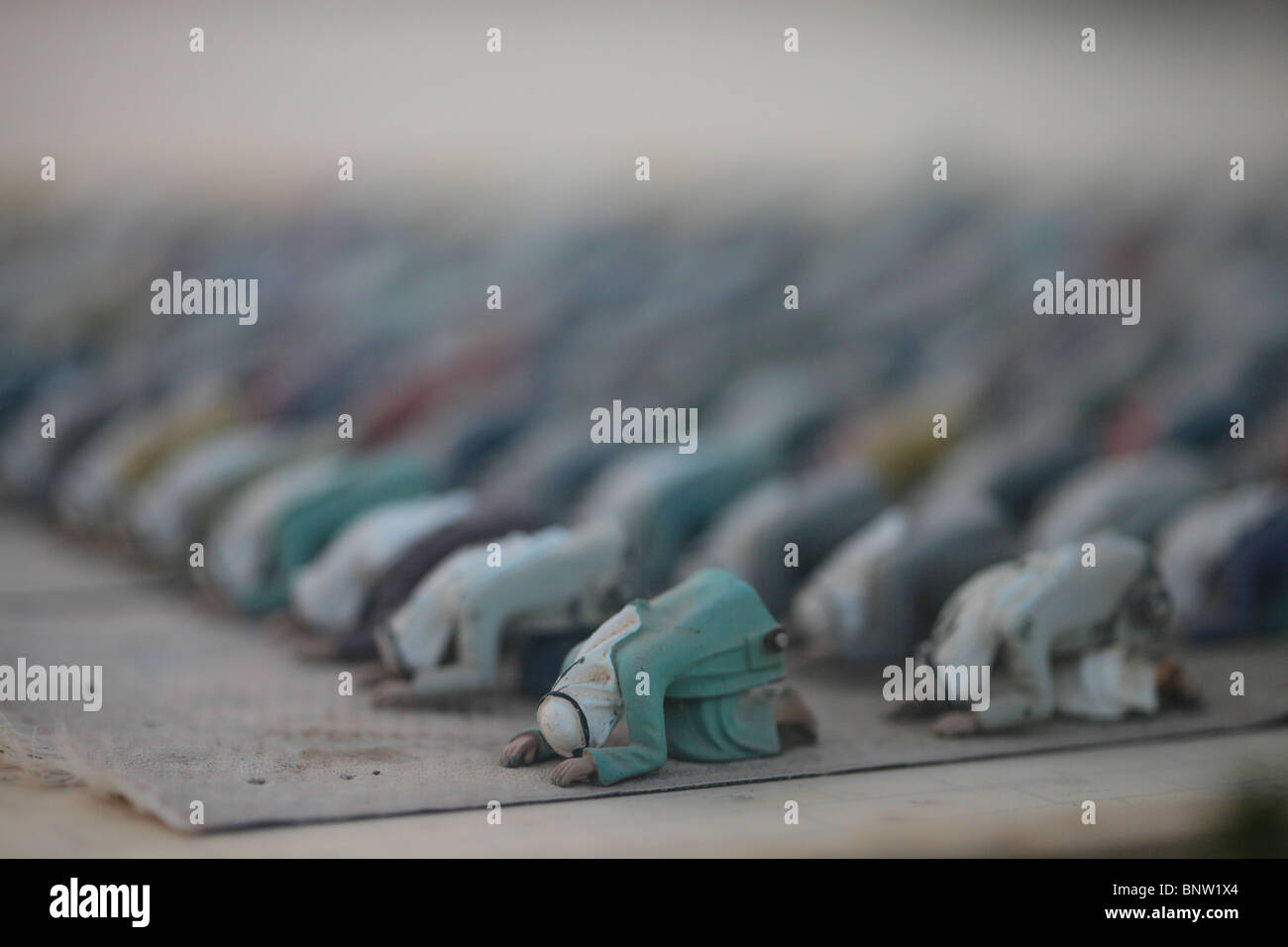 Bowing figure hi-res stock photography and images - Alamy