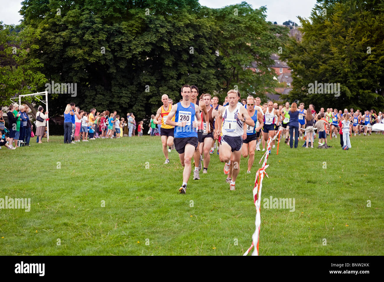 Totnes 10K Fun Run 2010 reaches Borough Park, Totnes, Devon, England ...