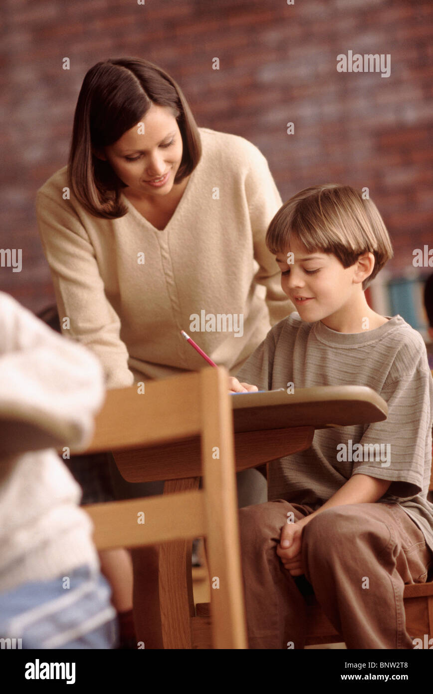 Teacher talking primary pupils hi-res stock photography and images - Alamy