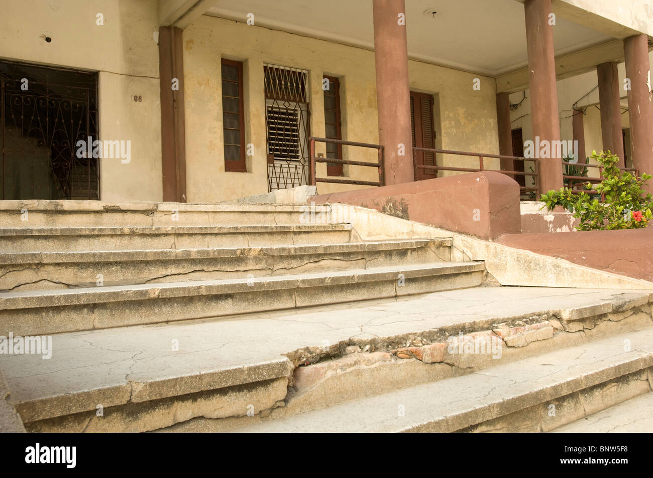 Old crumbling building in Havana Stock Photo - Alamy
