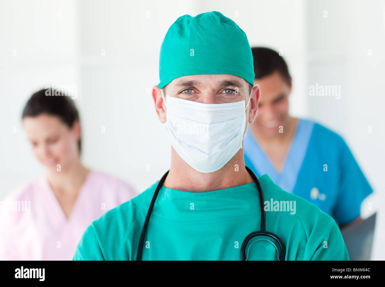 Portrait of a surgeon wearing a surgical mask Stock Photo - Alamy
