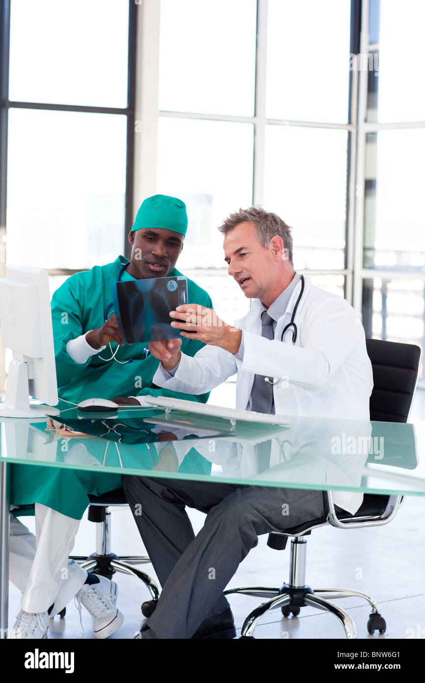 Doctor and surgeon studying an X-ray Stock Photo - Alamy