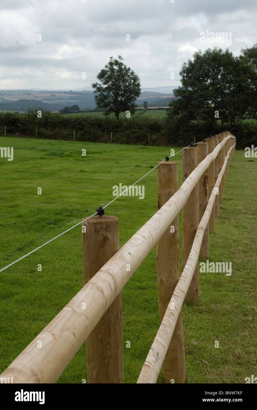 Diagonal fencing hi-res stock photography and images - Alamy