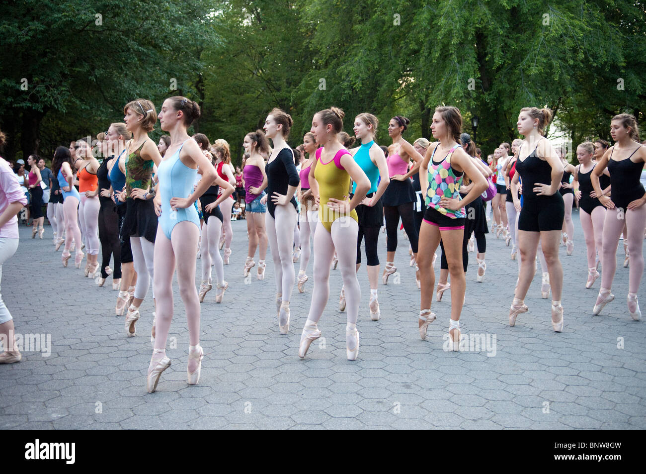 Hundreds of ballerinas gather in Central Park in New York to break the ...