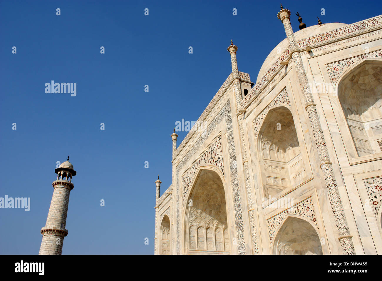 Side view of Taj Mahal - showing the main tomb and side pillar tower ...