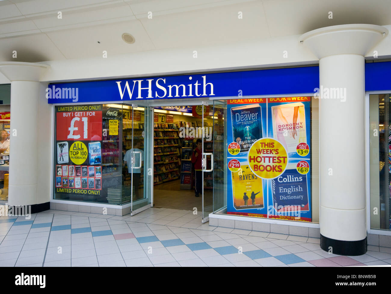 Whsmith sign hi-res stock photography and images - Alamy