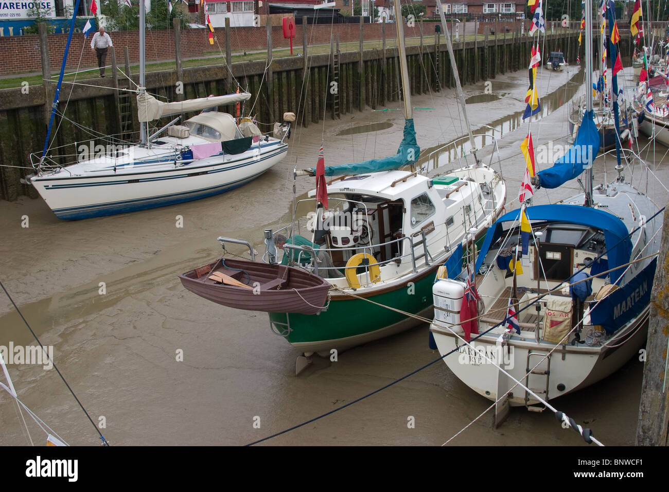 moored mud river bed tidal drying cruiser boat Stock Photo - Alamy