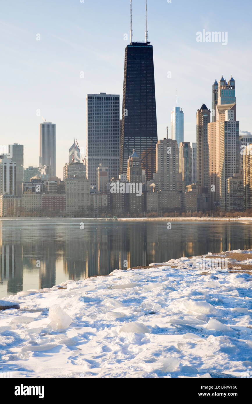 Chicago skyline in winter hi-res stock photography and images - Alamy