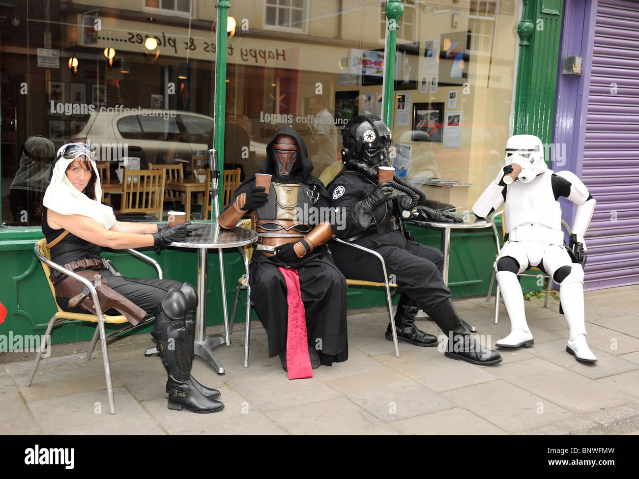 Street theatre and entertainment Stock Photo - Alamy