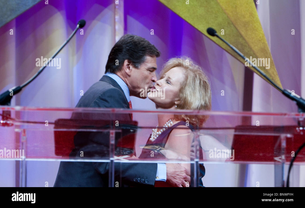 Texas First Lady Anita Perry and Governor Rick Perry kiss at the ...