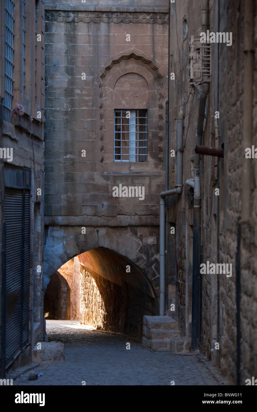 Narrow alley in old Mardin, Turkey Stock Photo - Alamy