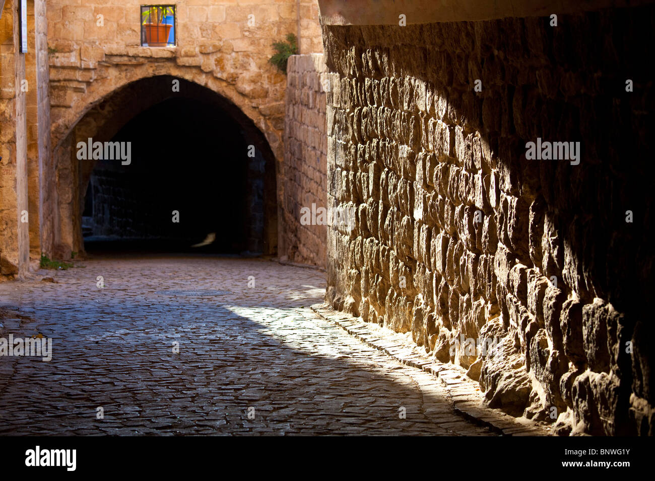 Narrow alley in old Mardin, Turkey Stock Photo - Alamy