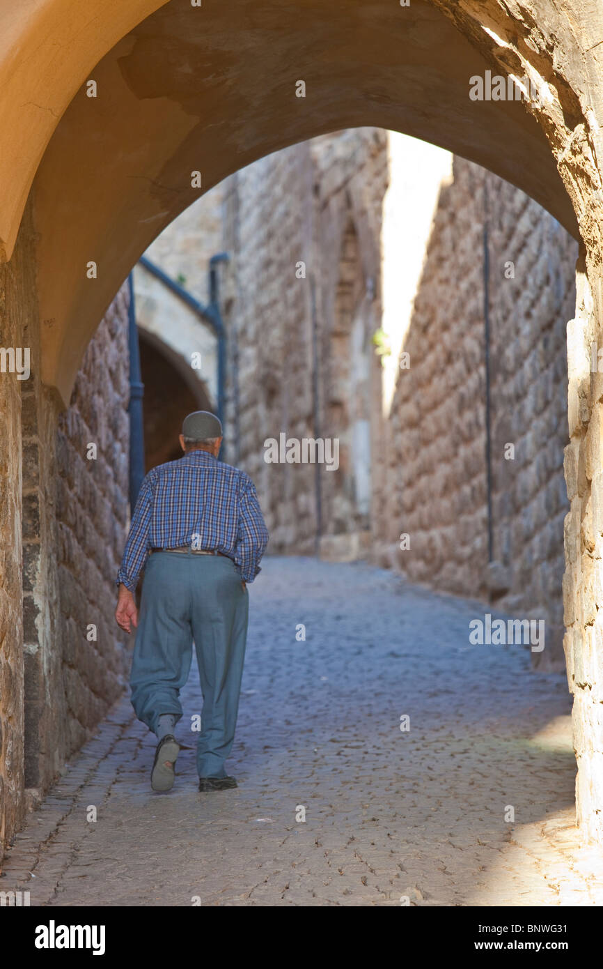 Narrow alley in old Mardin, Turkey Stock Photo - Alamy