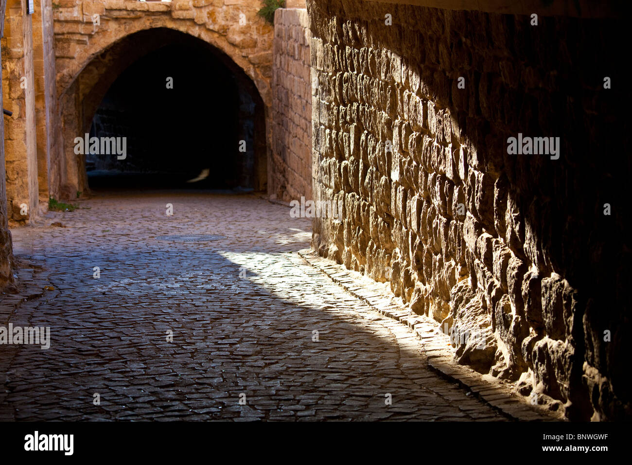 Narrow alley in old Mardin, Turkey Stock Photo - Alamy