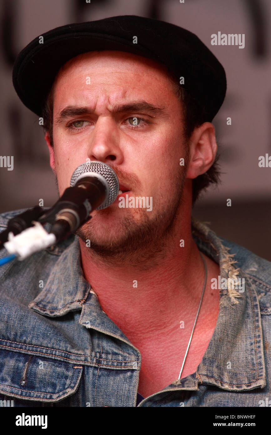 Pete Lawrie - singer and guitarist The Splendour Festival in Nottingham ...