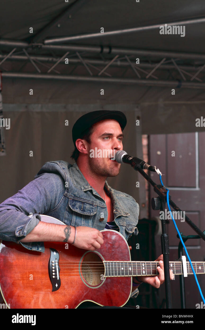 Pete Lawrie - singer and guitarist The Splendour Festival in Nottingham ...