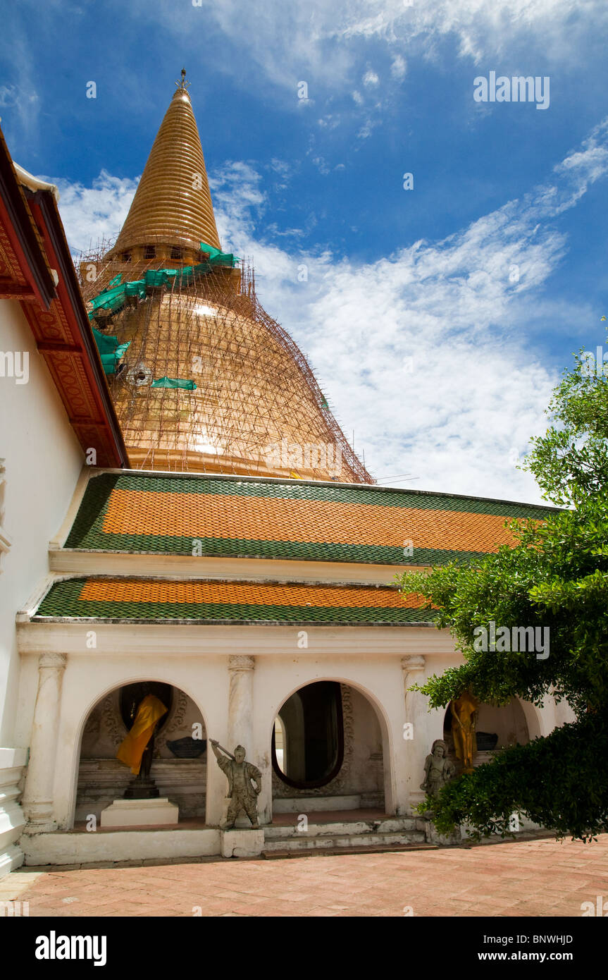 The giant stupa Phra Pathom Chedi in Nakhon Pathom, Thailand during a ...