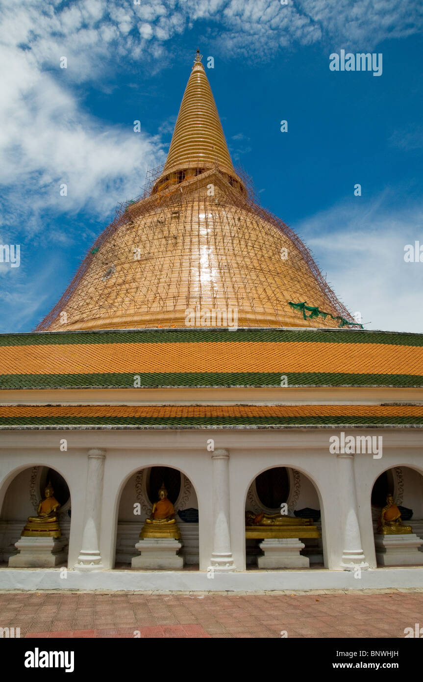 The giant stupa Phra Pathom Chedi in Nakhon Pathom, Thailand during a ...