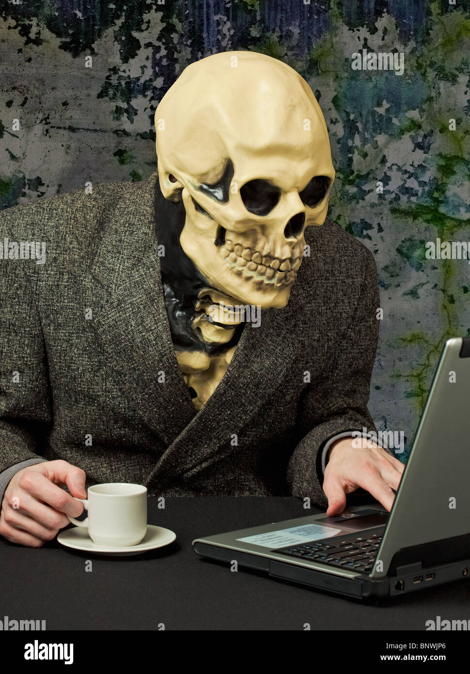 Skeleton sitting computer hi-res stock photography and images - Alamy