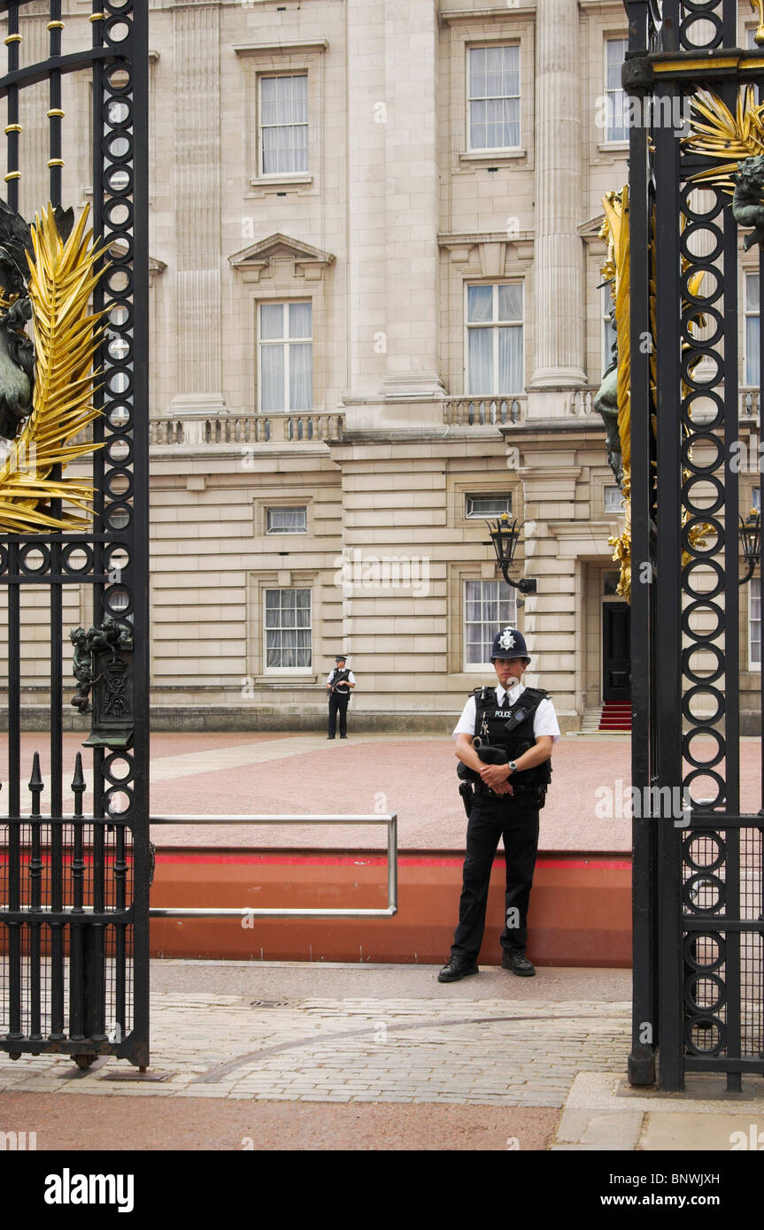 British police buckingham palace hi-res stock photography and images ...