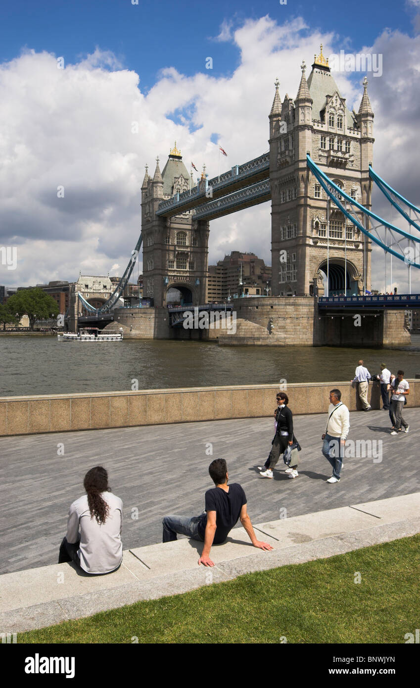 London tower people hi-res stock photography and images - Alamy
