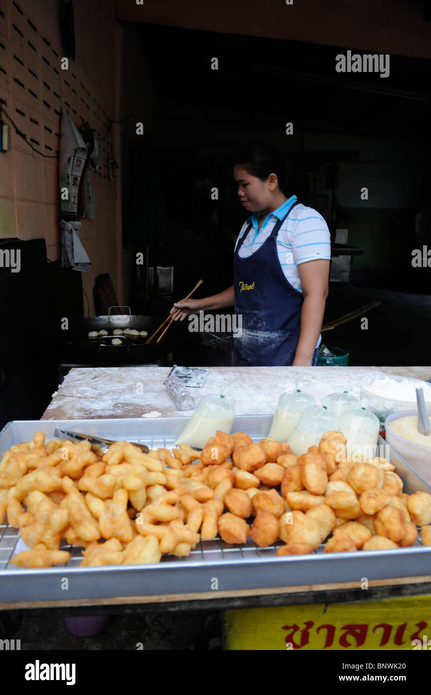 Thai lady cooking bangkok street food hi-res stock photography and ...